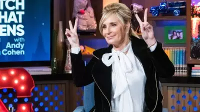 Sonja Morgan, estrela de RHONY, beija mulher em bar