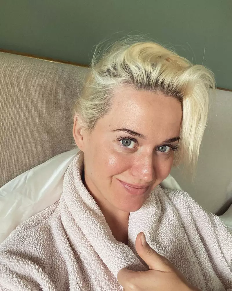 Schwangere Katy Perry giet make-upfrij