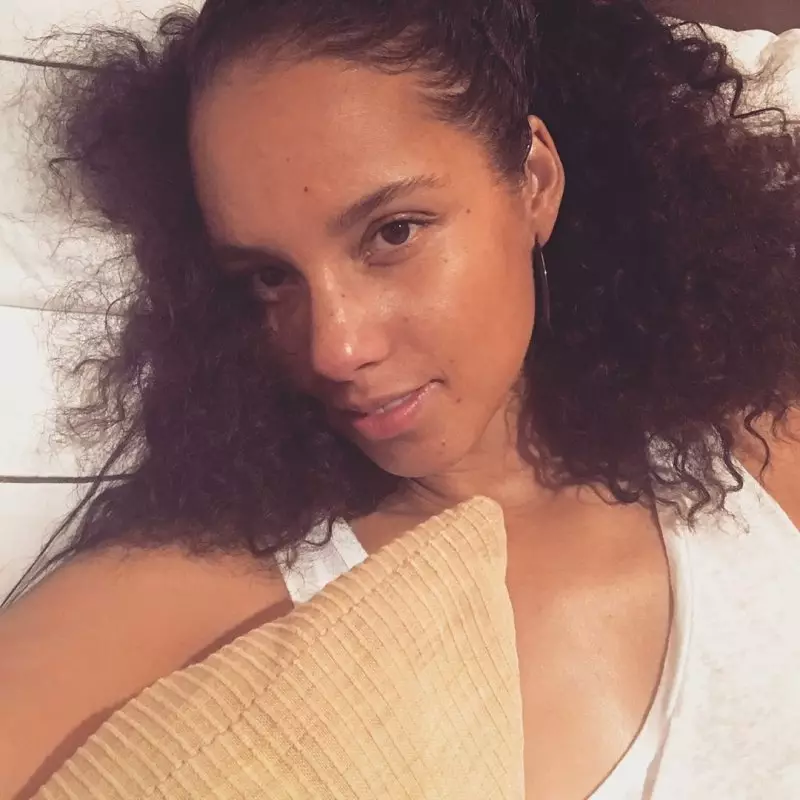 Famuloj de Alicia Keys Senŝminkitaj