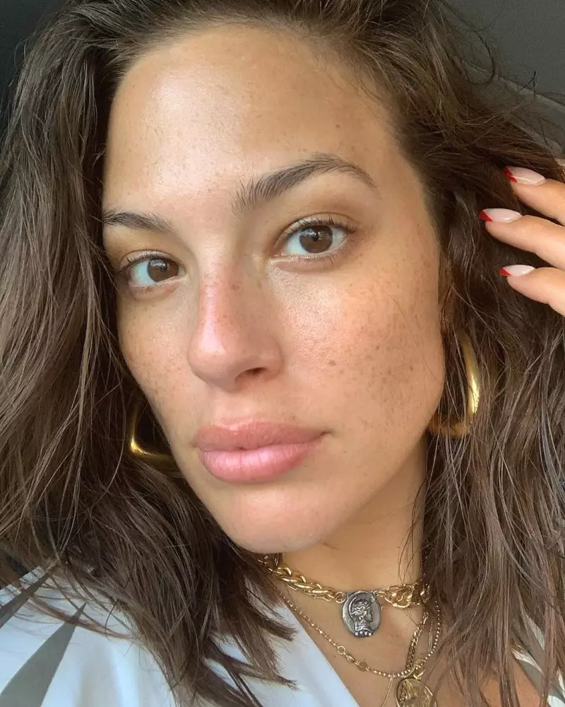 Ashley Graham Famuloj Ne Portantaj Ŝminkon