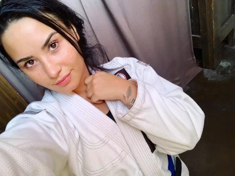 Demi Lovato ප්‍රසිද්ධියට මේකප් නැතුව