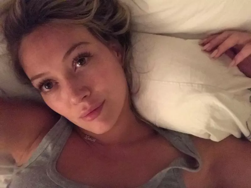 Hilary Duff ප්‍රසිද්ධියට මේකප් නැතුව