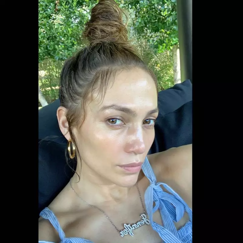 Famuloj de Jennifer Lopez Senŝminkitaj