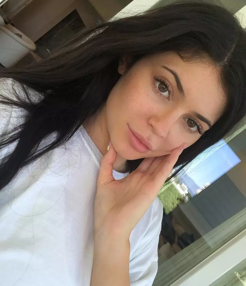 Kylie Jenner Famuloj Portantaj Neniujn Ŝminkojn