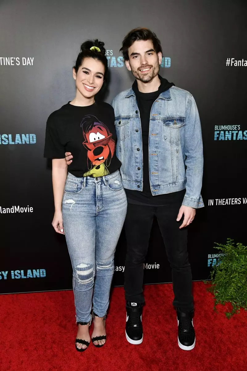 Ashley Iaconetti dra 'n swart t-hemp saam met Jared Haibon by 'n première