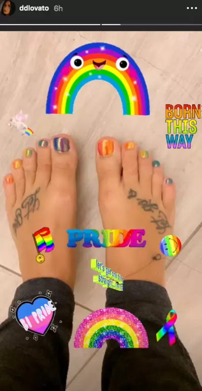 Demi Lovato Pride pedicure unhas holográficas inspiração de unhas fofas