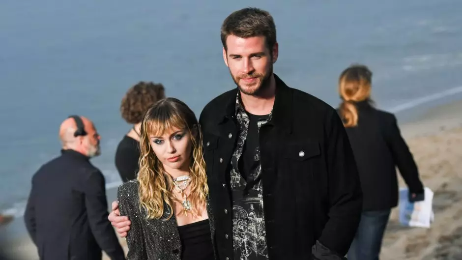 Miley Cyrus Liam Hemsworth 10 ára afmæli hættu sögusagnir um hjónaband