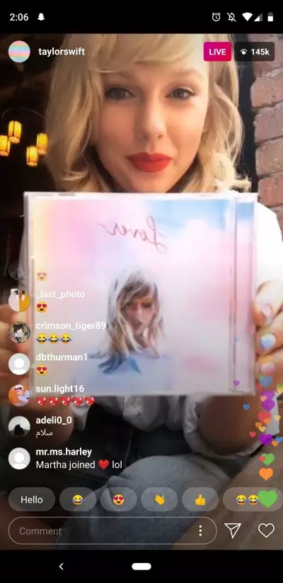 Taylor Swift ûntbleatet New Lover Album Cover