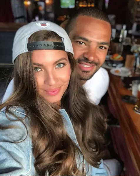 Solteiro Clay Harbor e Angela Amezcua namorando selfie