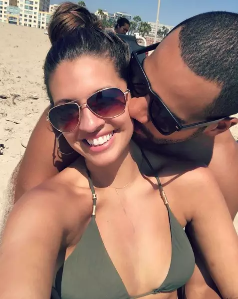 Bachelor Clay Harbour et Angela Amezcua s'embrassent sur la plage