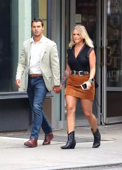 Miranda Lambert dan suaminya Brendan McLoughlin berpegangan tangan di NYC