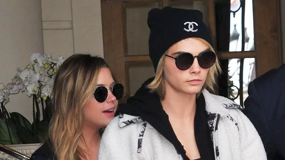 Cara Delevingne og kæresten Ashley Benson så smarte ud i Paris