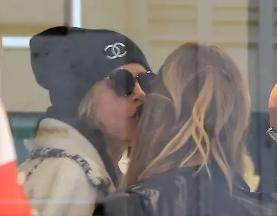 Cara Delevingne y su novia Ashley Benson fueron vistas luciendo muy chic en París