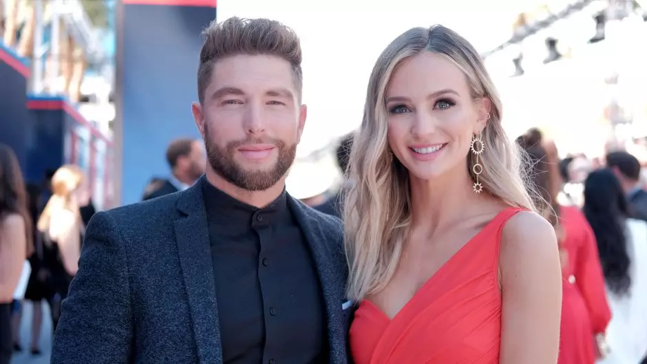 Chris Lane tab tom ua haujlwm rau kev thov rau bachelor star Lauren bushnell