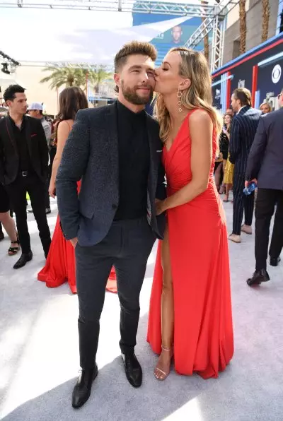 Chris Lane နှင့် Lauren Bushnell တို့သည် 54 ကြိမ်မြောက် Country Music Awards - Red Carpet