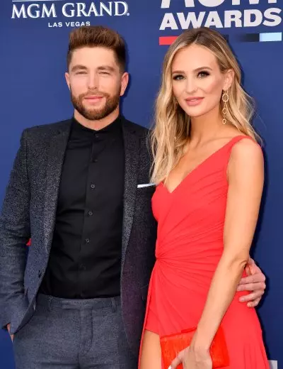 Chris Lane နှင့် Lauren Bushnell တို့သည် 54 ကြိမ်မြောက် Country Music Awards - ရောက်ရှိလာခြင်း