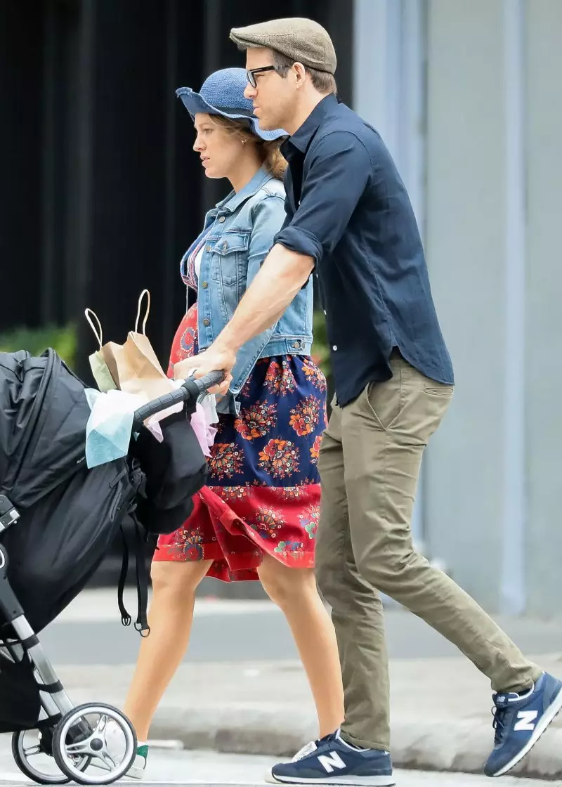 Blake Lively dan Ryan Reynolds Membawa Anak Perempuan Mereka Bersiar-siar