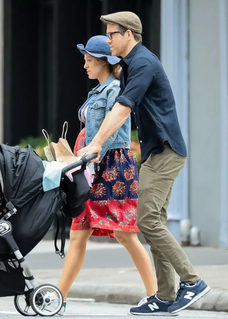 Blake Lively sareng Ryan Reynolds Nyandak Putri Maranéhna pikeun Jalan-jalan