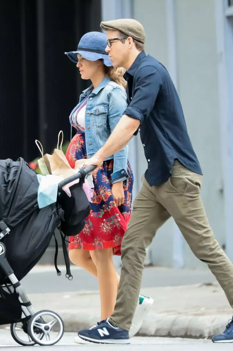 Blake Lively ۽ Ryan Reynolds پنھنجي ڌيءَ کي گھمڻ لاءِ وٺي ويا