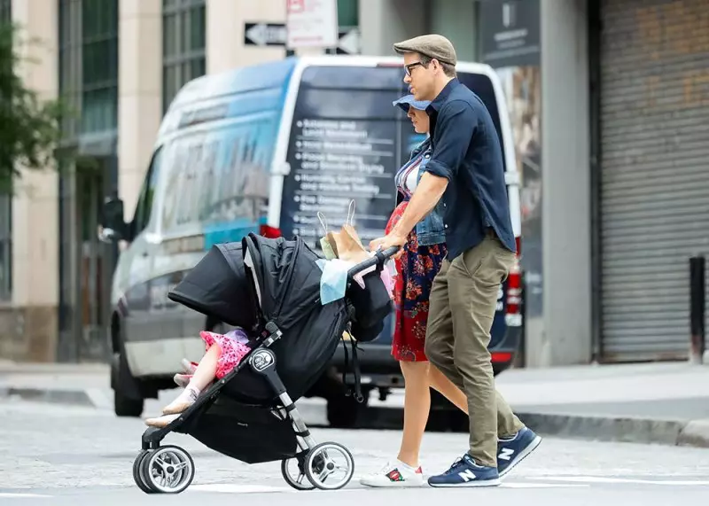 Sina Blake Lively at Ryan Reynolds ay Naglakad-lakad sa Kanilang Anak