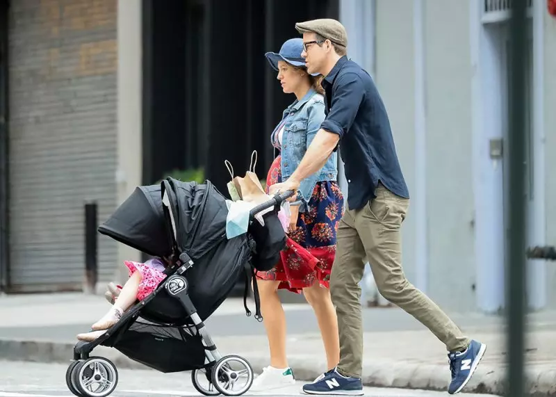 Sina Blake Lively at Ryan Reynolds ay Naglakad-lakad sa Kanilang Anak