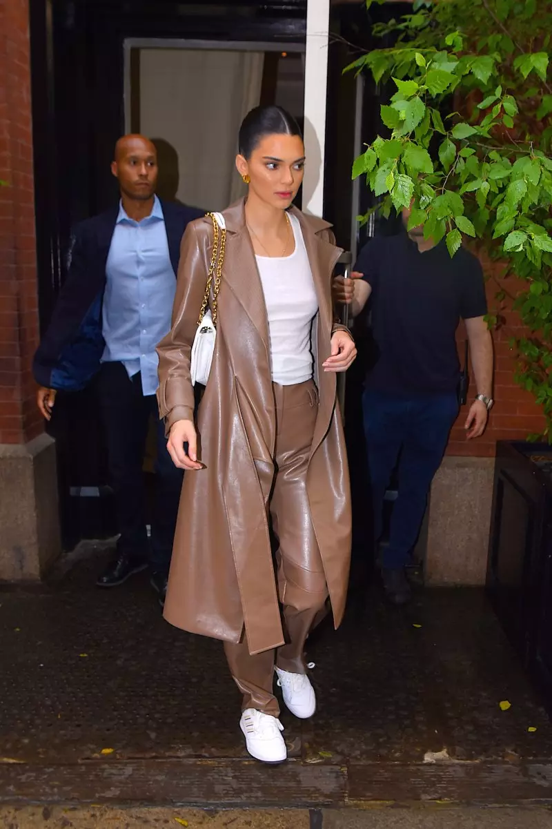 Kendall Jenner Akuyenda ndi Chovala Chachikopa Zonse