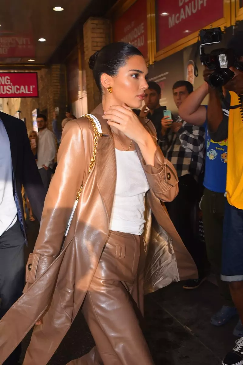 Kendall Jenner Akuyenda ndi Chovala Chachikopa Zonse