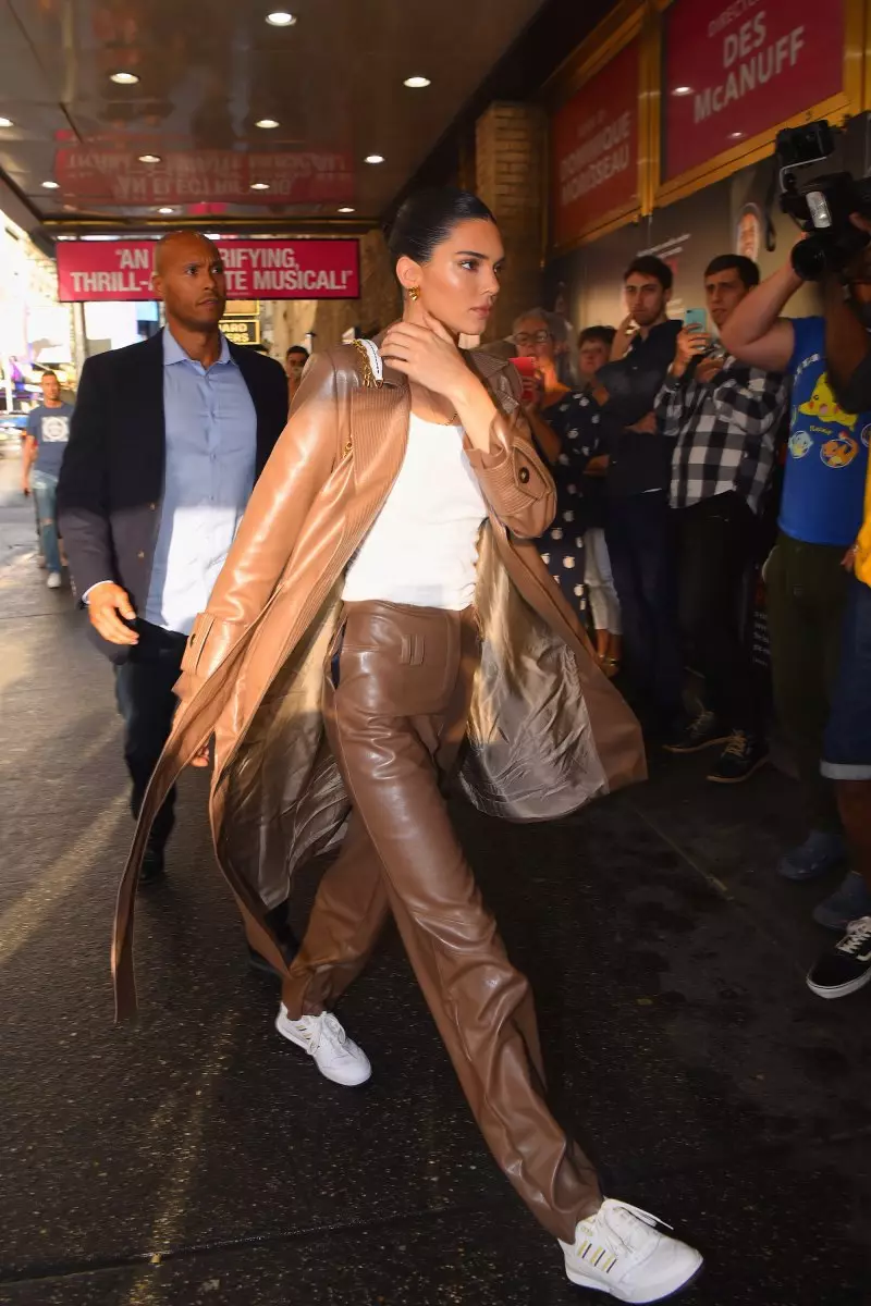 Kendall Jenner Akuyenda ndi Chovala Chachikopa Zonse