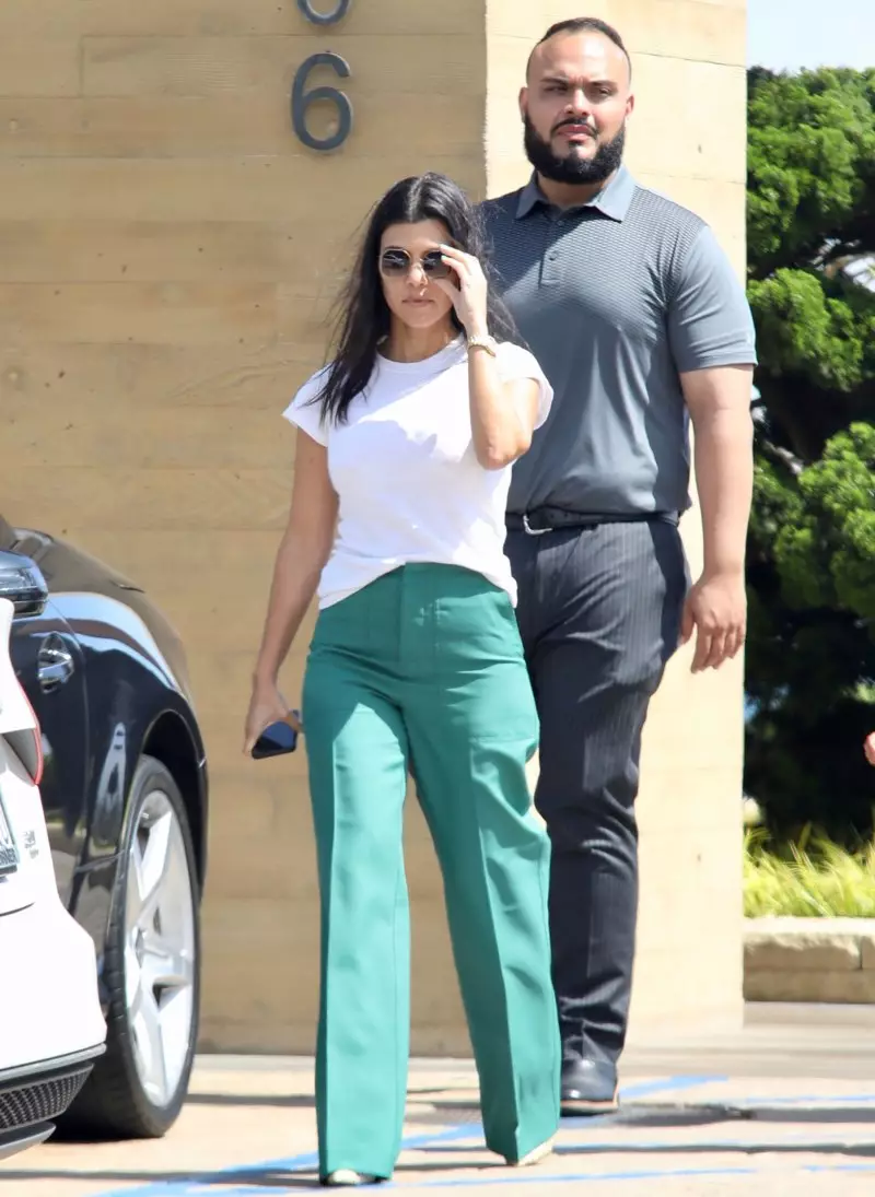 Kourtney Kardashian mennen timoun yo nan Nobu apre Costa Rican Vacay