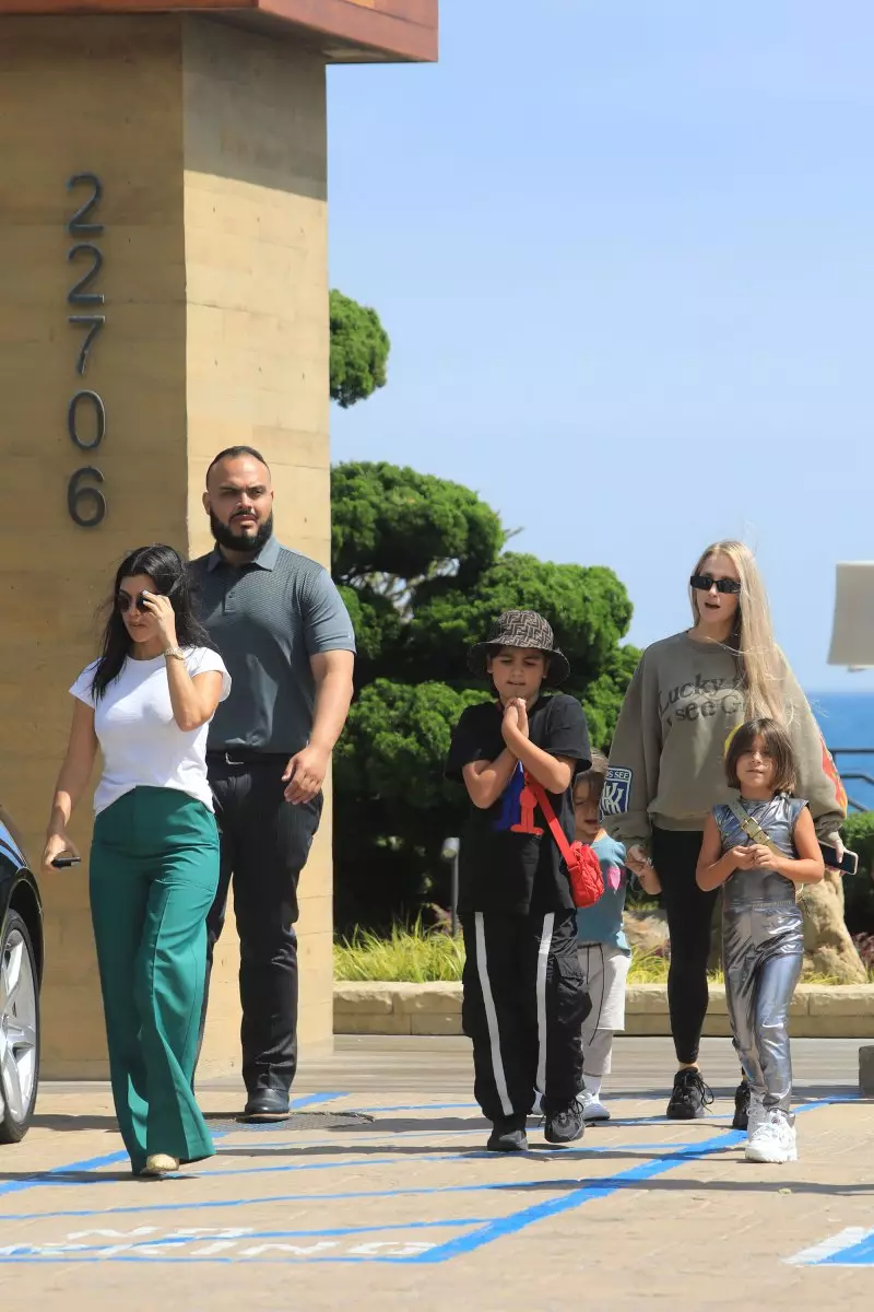 Kourtney Kardashian i çon fëmijët në Nobu pas Vacay nga Kosta Rika