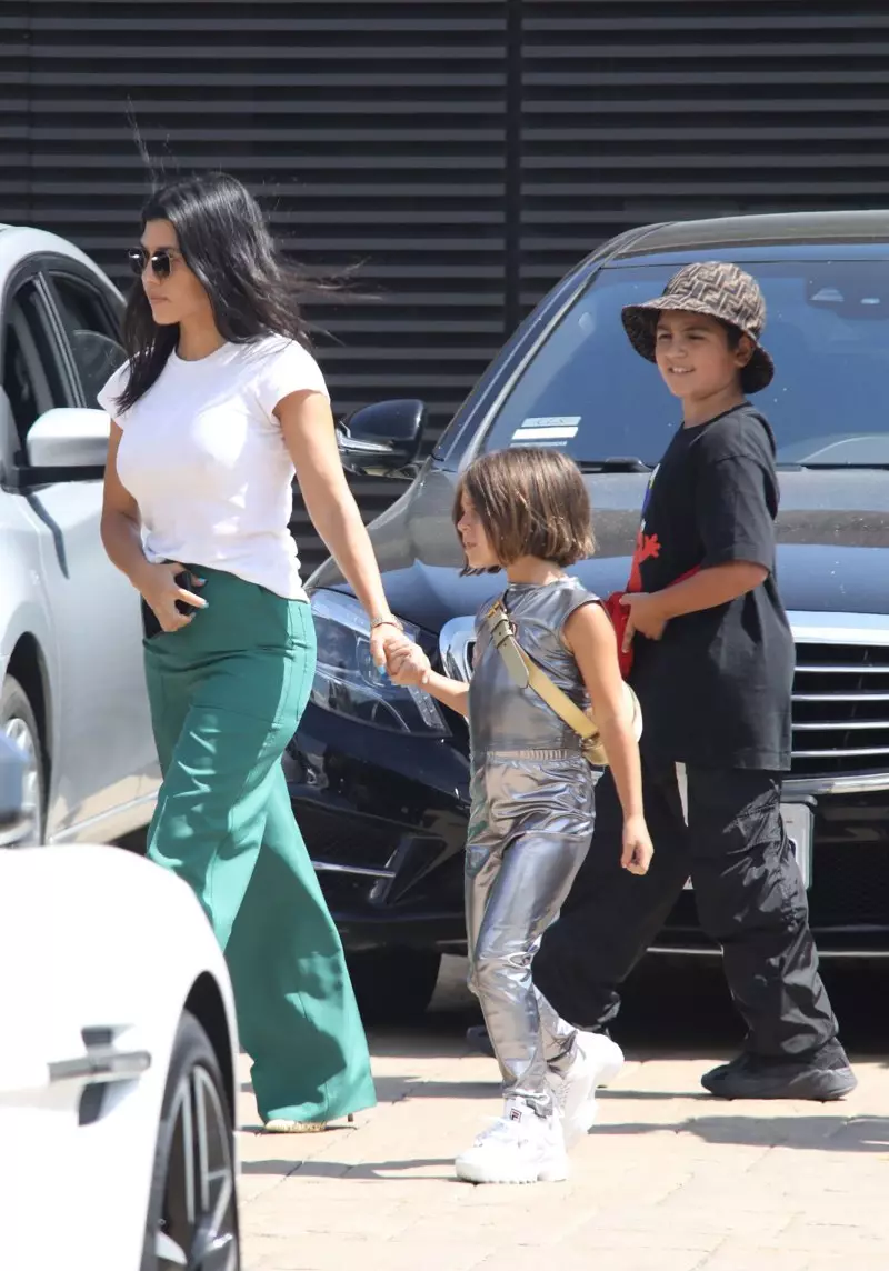 Kourtney Kardashian tager børnene med til Nobu efter Costa Ricas ferie