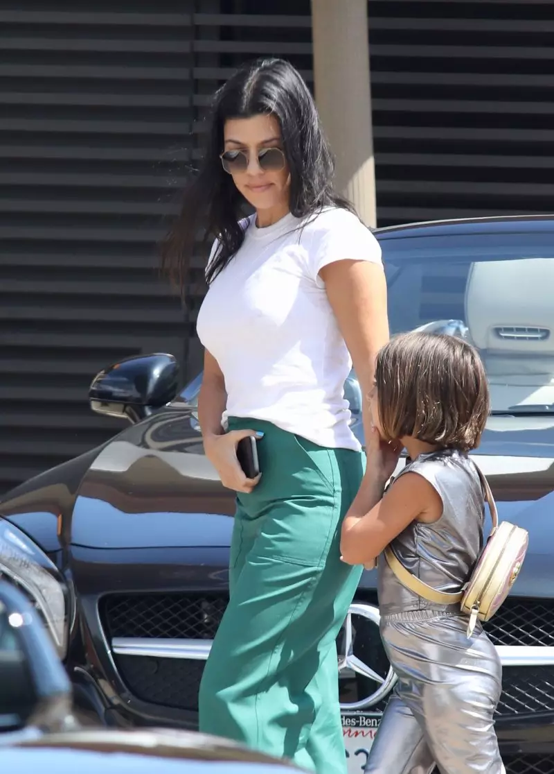 Kourtney Kardashian នាំក្មេងៗទៅ Nobu បន្ទាប់ពី Vacay របស់ Costa Rican