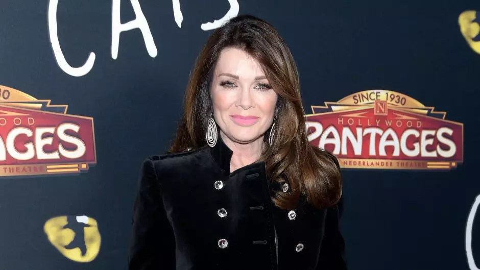 Lisa Vanderpump Smiles en Black Velvet Jacket y Pink Lipstick responde a la muerte de la madre