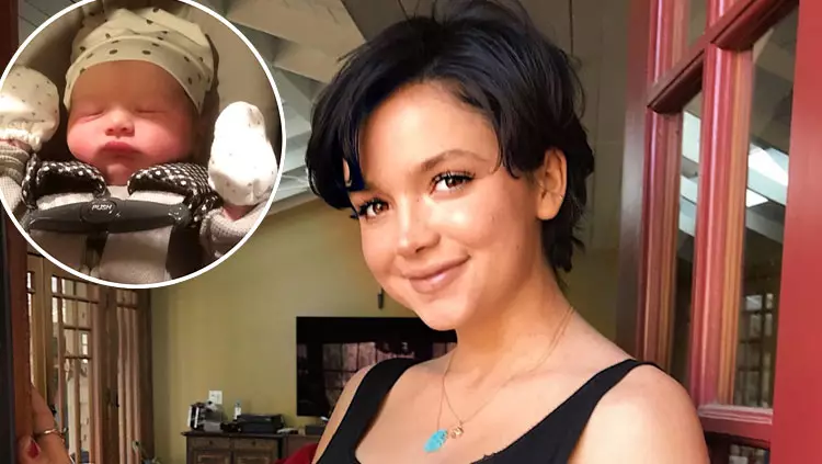 HED: 'Bachelor' Star Bekah Martinez ûntbleatet einlings de namme fan har babyfamke, en it is super sentiminteel!