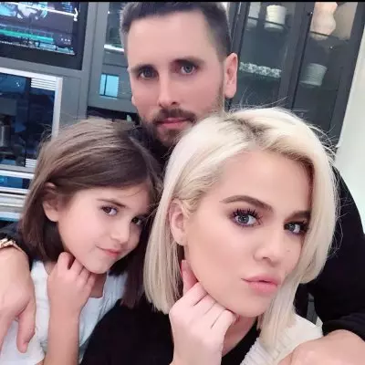 Khloe Kardashian Scott Disick 和 Penelope Disick 擺姿勢自拍