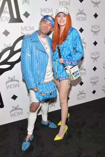 Bella Thorne og Mod Sun standa í samsvarandi bláum búningum