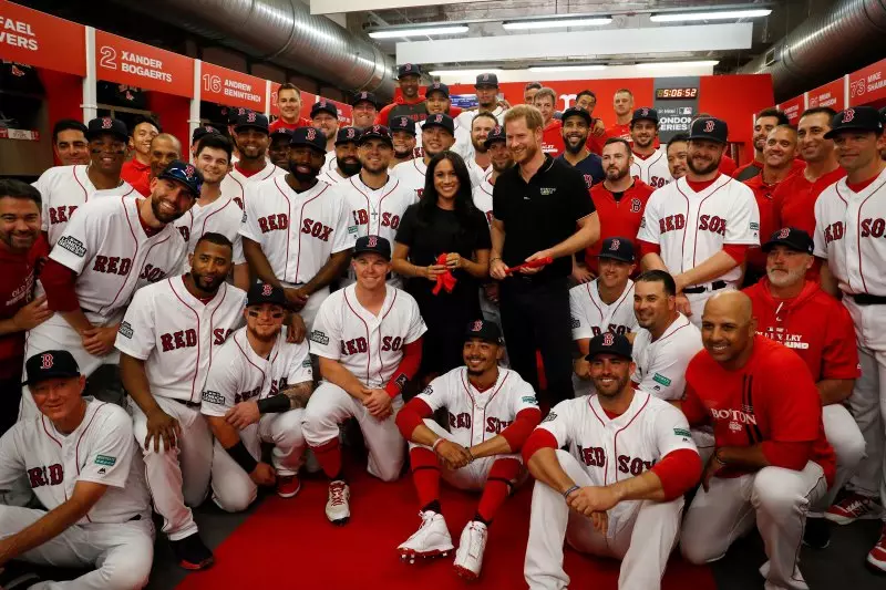 Meghan Markle og Harry prins í Yankees vs Red Sox leik í London