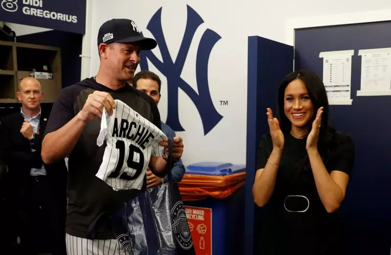 Meghan Markle og Harry prins í Yankees vs Red Sox leik í London