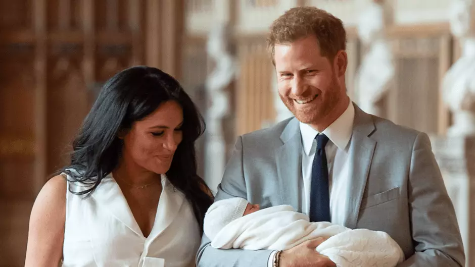 El príncep britànic Harry, duc de Sussex (R), i la seva dona Meghan, duquessa de Sussex, posen per a una foto amb el seu fill nounat, Archie Harrison Mountbatten-Windsor, al St George's Hall del castell de Windsor a Windsor, a l'oest de Londres. 8 de maig de 2019.