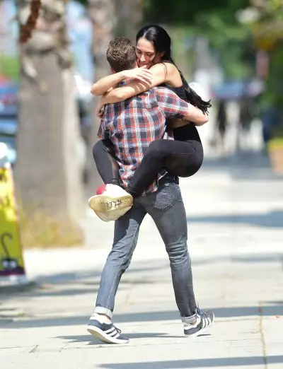 Η Nikki Bella και ο Artem Chigvintsev αγκαλιάζονται στο Λος Άντζελες