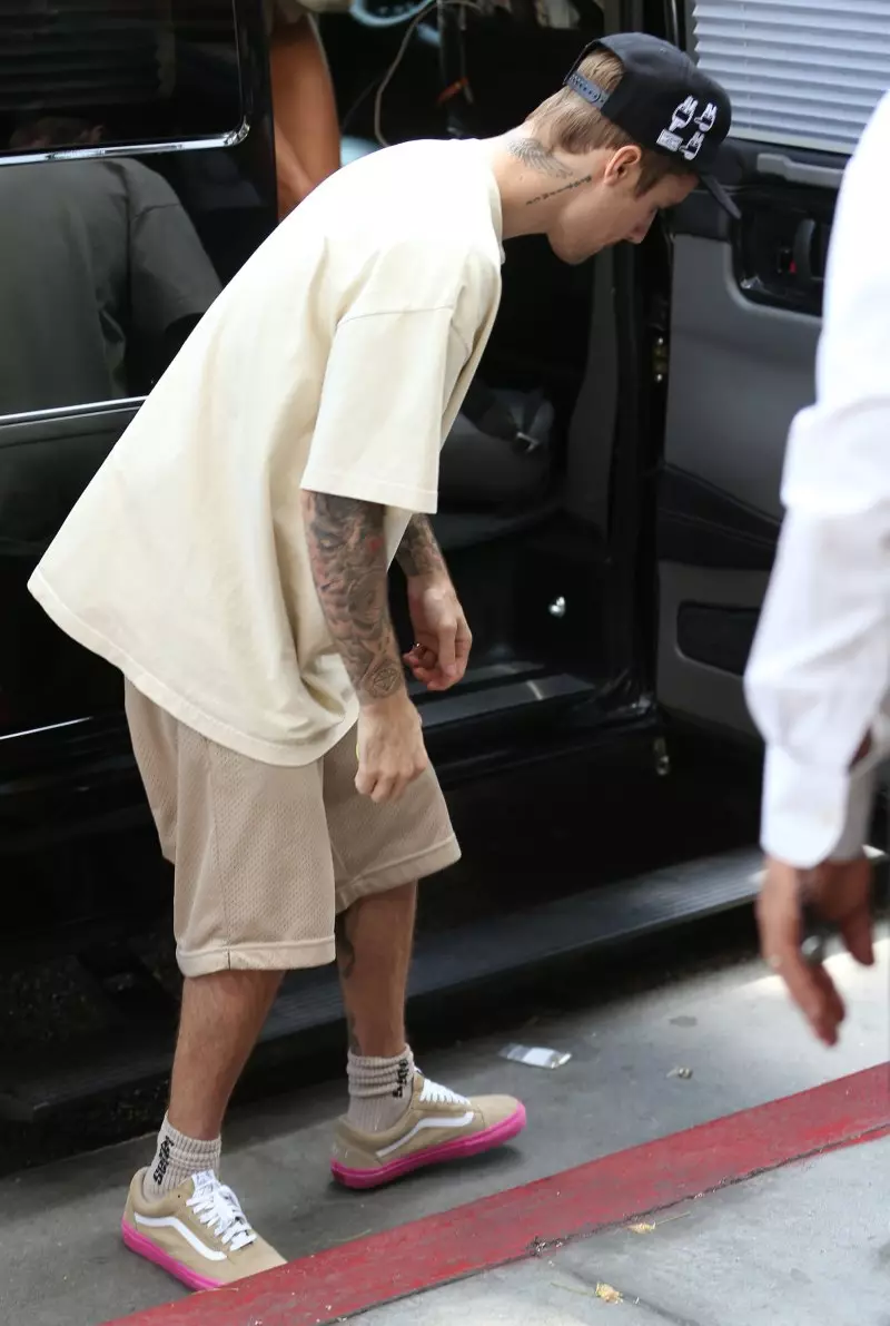 Justin Bieber indossa una maglietta Tan Drew House e pantaloncini marrone chiaro con Hailey Baldwin in pantaloncini di jeans Canotta bianca e giacca marrone chiaro