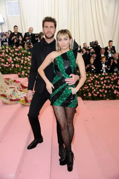 Miley Cyrus og Liam Hemsworth hittu Gala 2019 Red Carpet