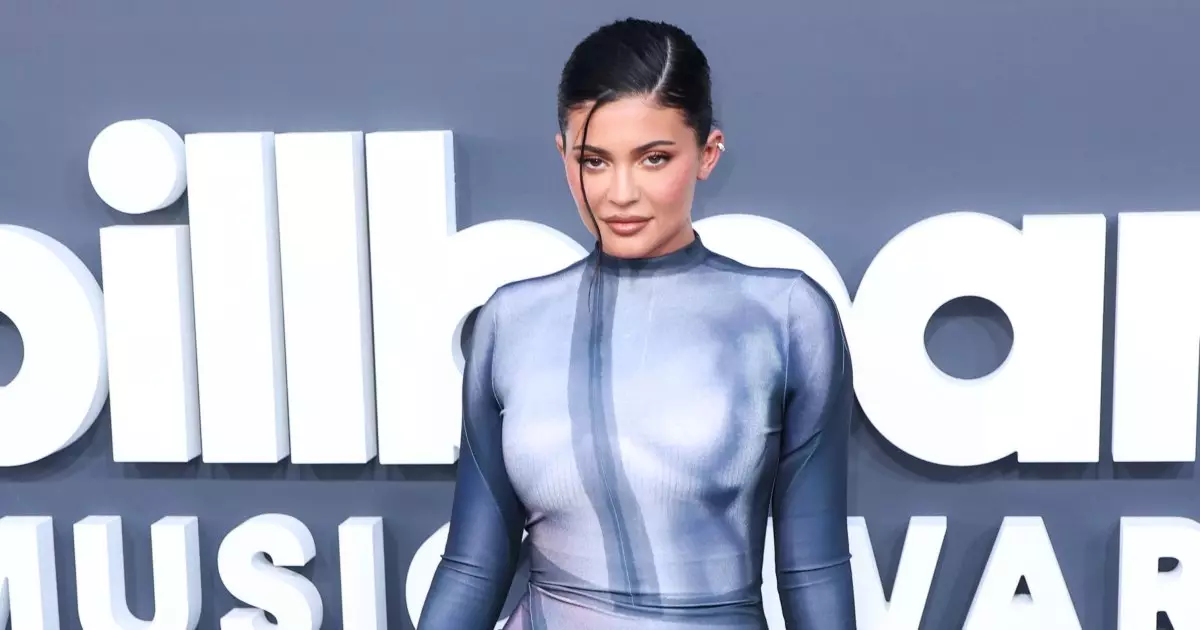 Foto Lisensi Pembalap Anyar Kylie Jenner: Waca Gambar sing Apik banget