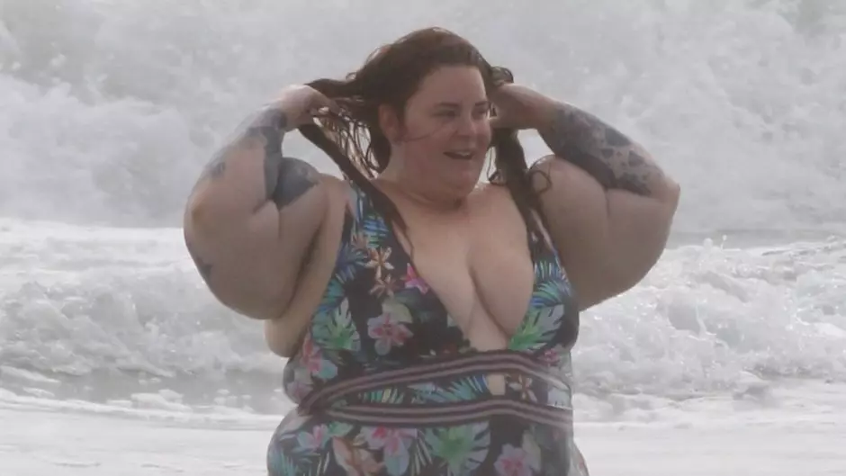 Tess Holliday Swimsuit Un Darn Blodau ar y Traeth