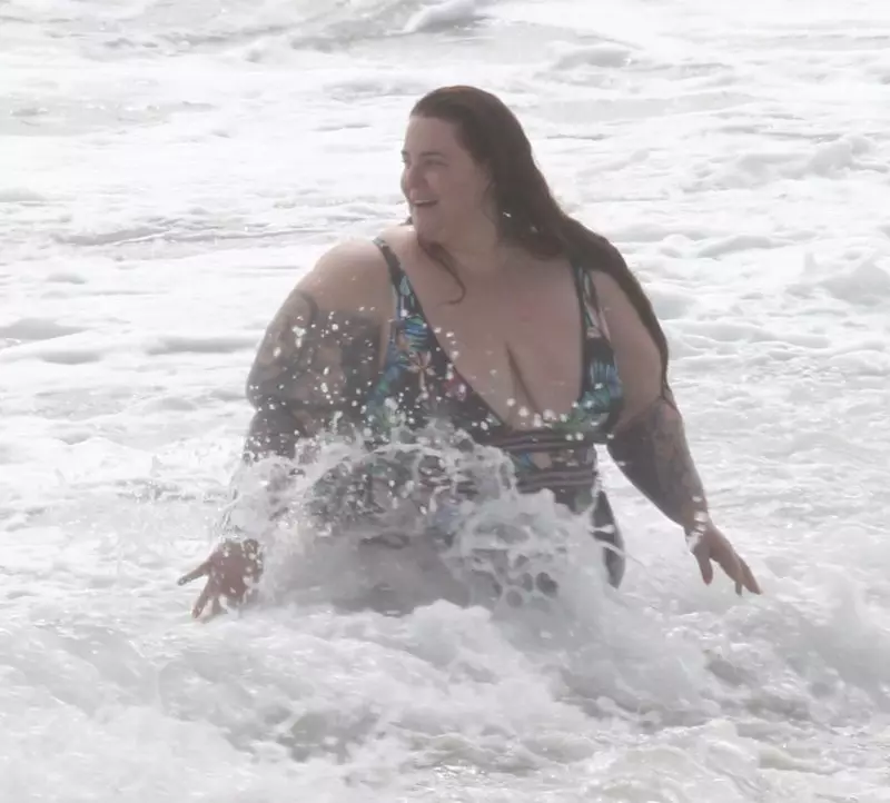 Tess Holliday Swimsuit Un Darn Blodau ar y Traeth