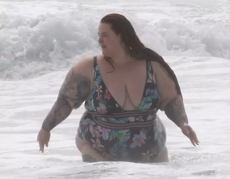 Tess Holliday Floral One Piece Swimsuit di Basisir