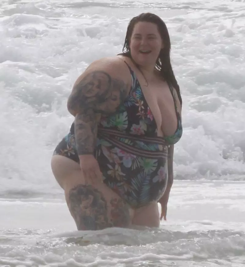 Tess Holliday Swimsuit Un Darn Blodau ar y Traeth