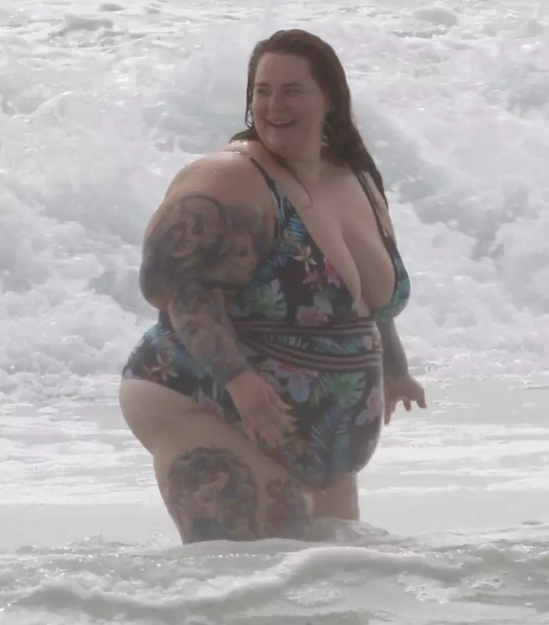 Tess Holliday Floral One Piece Swimsuit di Pantai