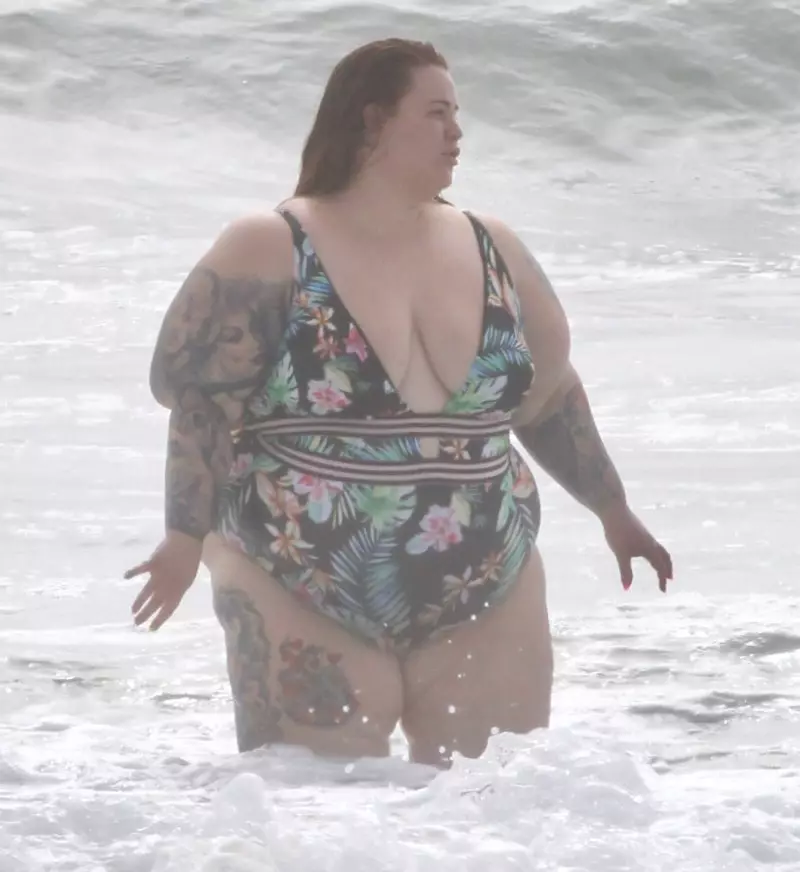 Tess Holliday Floral One Piece Swimsuit នៅឆ្នេរសមុទ្រ