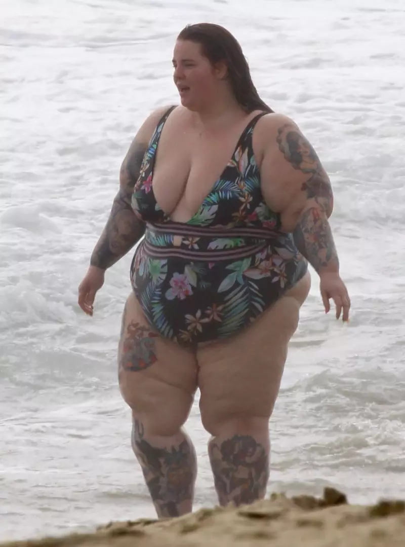 Tess Holliday Swimsuit Un Darn Blodau ar y Traeth